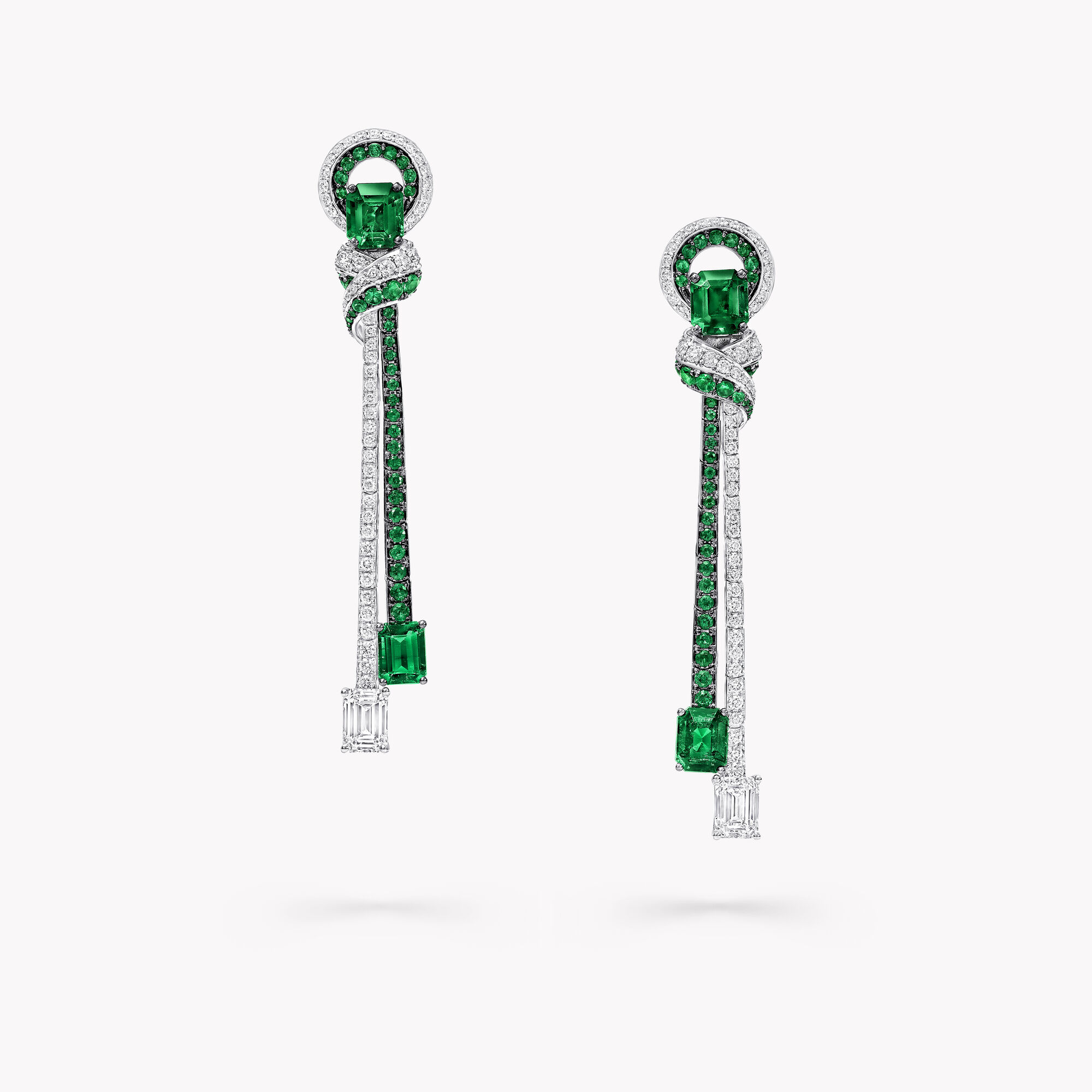 أقراط من الزمرد بقَطع زمردي ومستدير مع ألماس بقَطع زمردي ومستدير, White ...